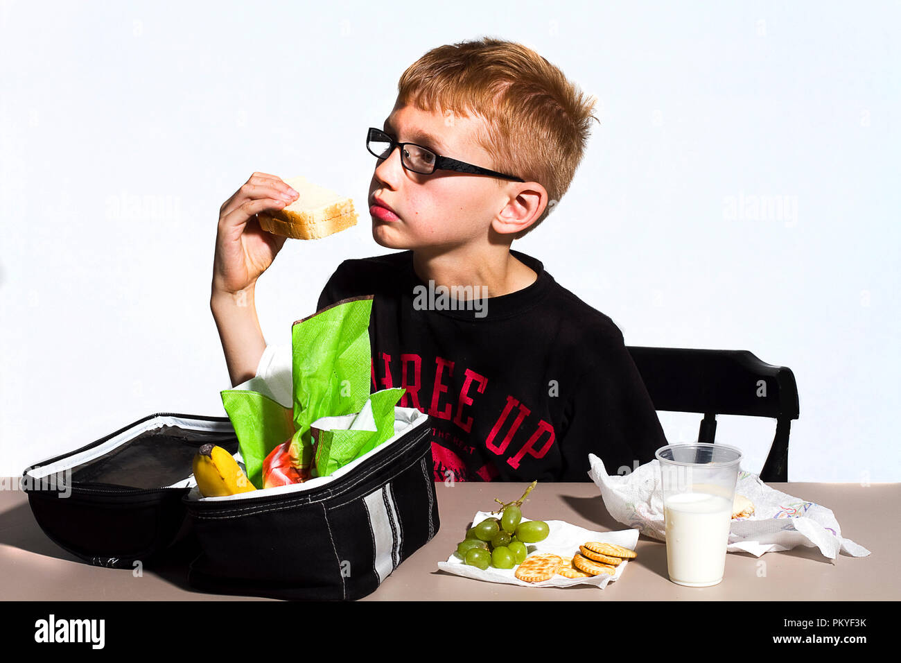 Young boy having lunch at school Stock Photo - Alamy