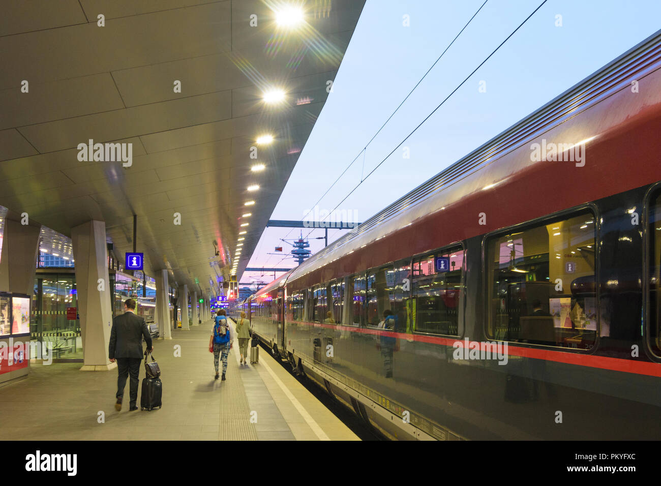 Wien, Vienna: railway station Wien Hauptbahnhof, train Railjet of ÖBB ...