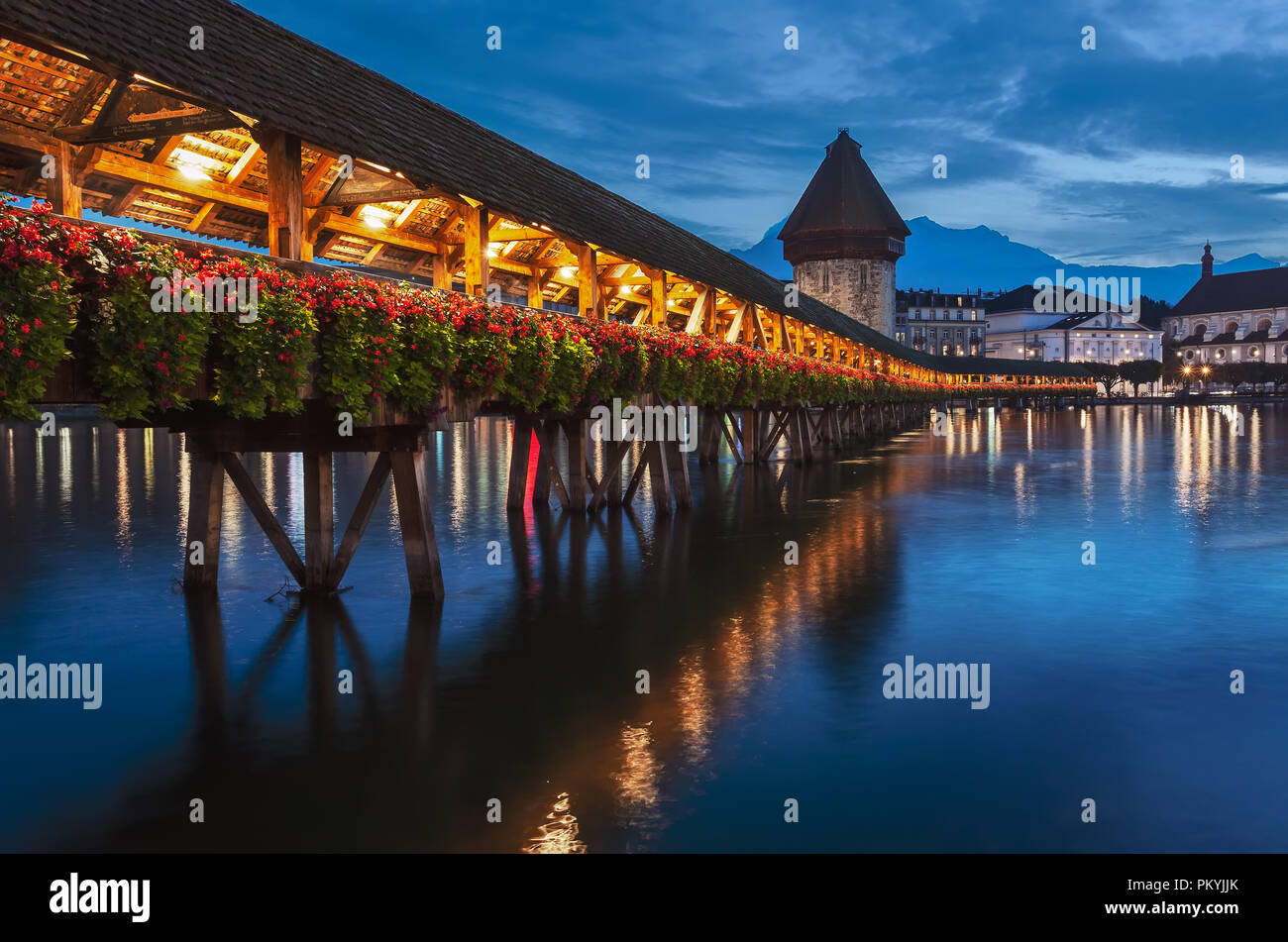 Night view of beautiful Chapel Bridge in Lucerne (Kapellbrücke Stock ...