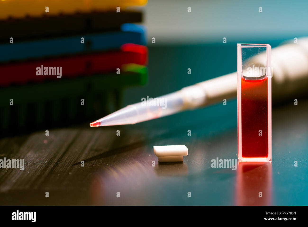 Quartz cuvette with the sample liquid for measurement Stock Photo - Alamy