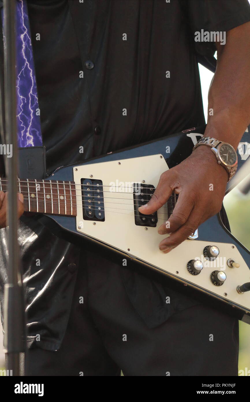 Electric guitarist hi-res stock photography and images - Alamy