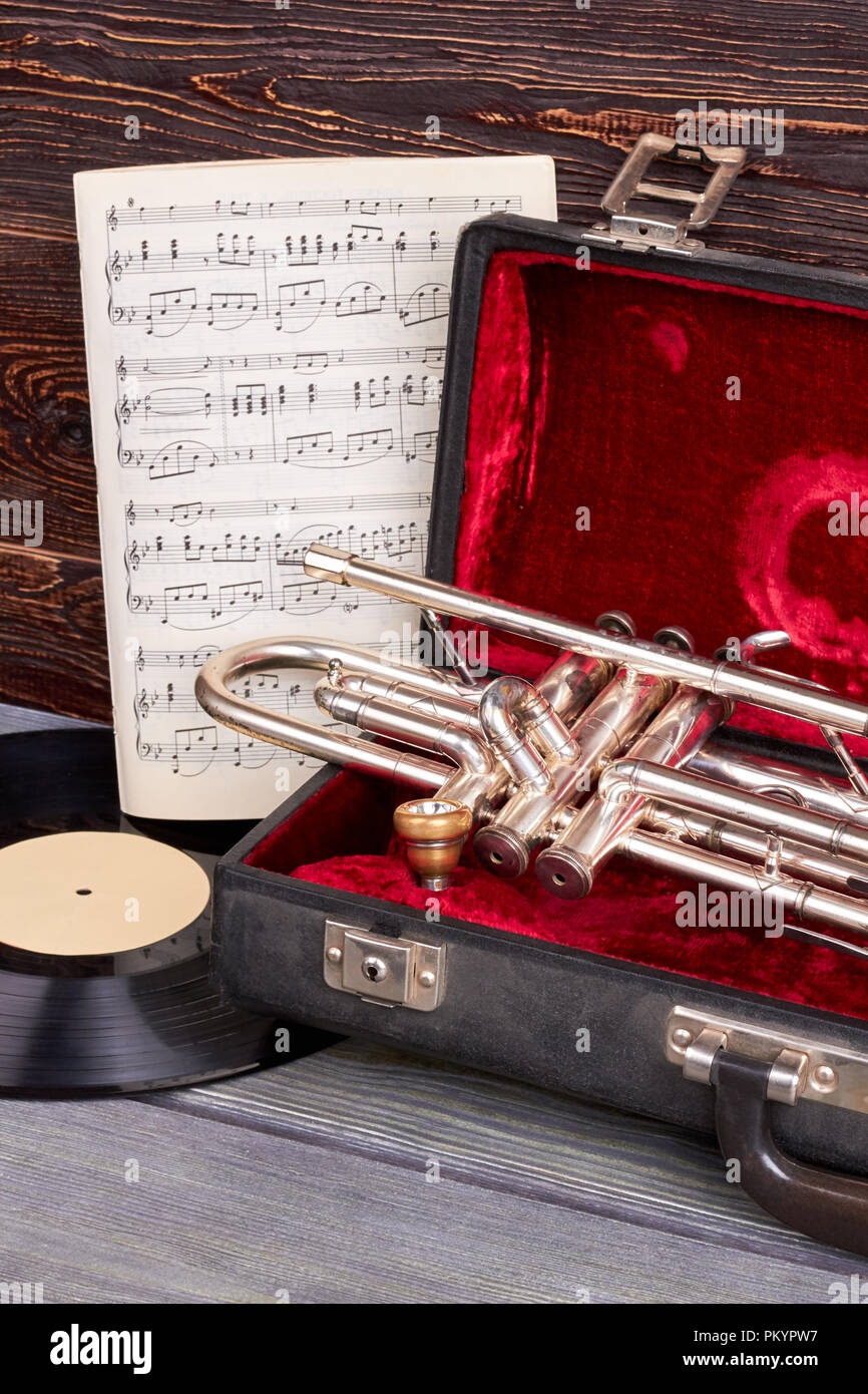 Vintage musical equipment background. Old trumpet in case, gramophone ...