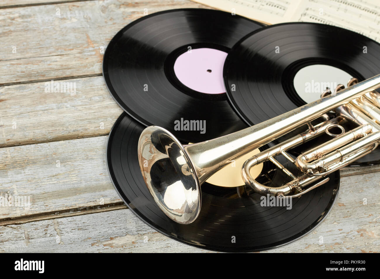 Retro musical objects close up. Wooden background with vinyl records ...