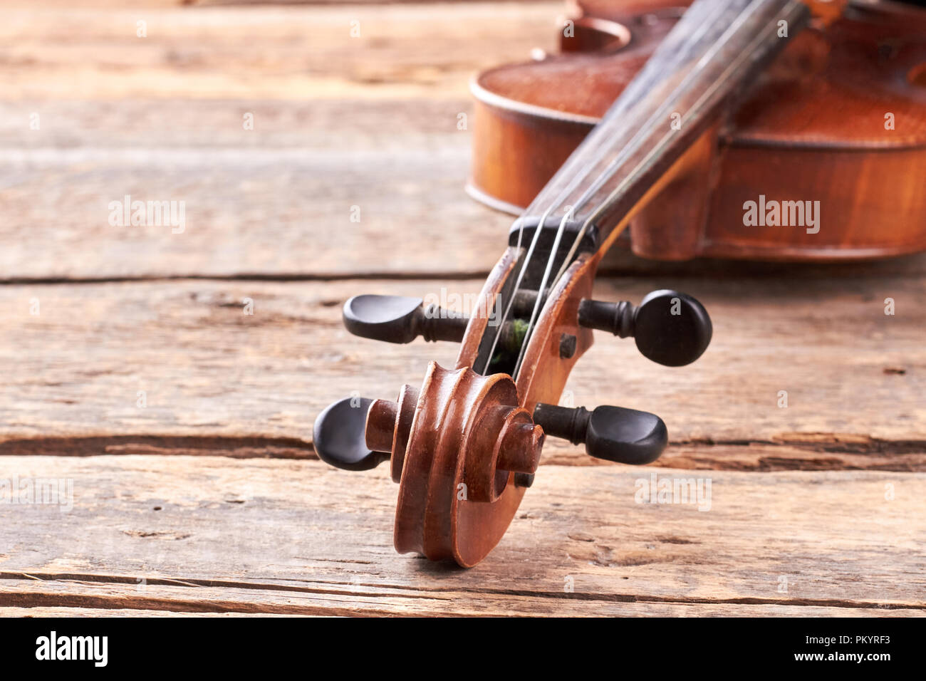 Closeup violin scroll hi-res stock photography and images - Alamy