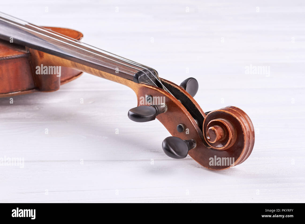 Violin scroll and peg box Stock Photo - Alamy