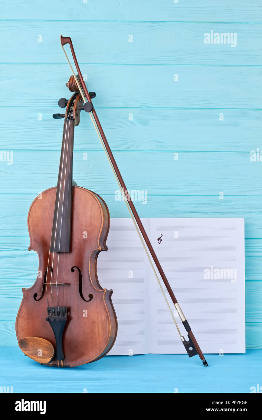 Violin, fiddle stick and musical notes Stock Photo - Alamy