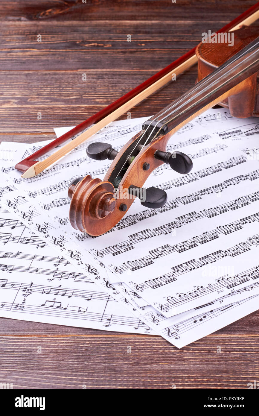 Violin and musical notes on wooden background Stock Photo - Alamy