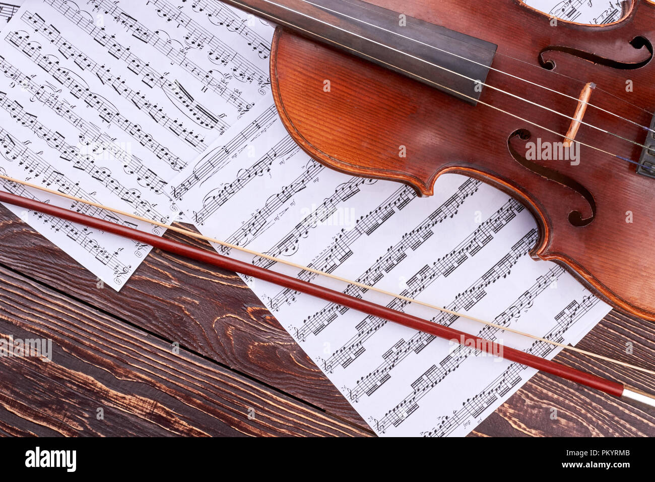 Violin, fiddle stick and musical notes Stock Photo - Alamy