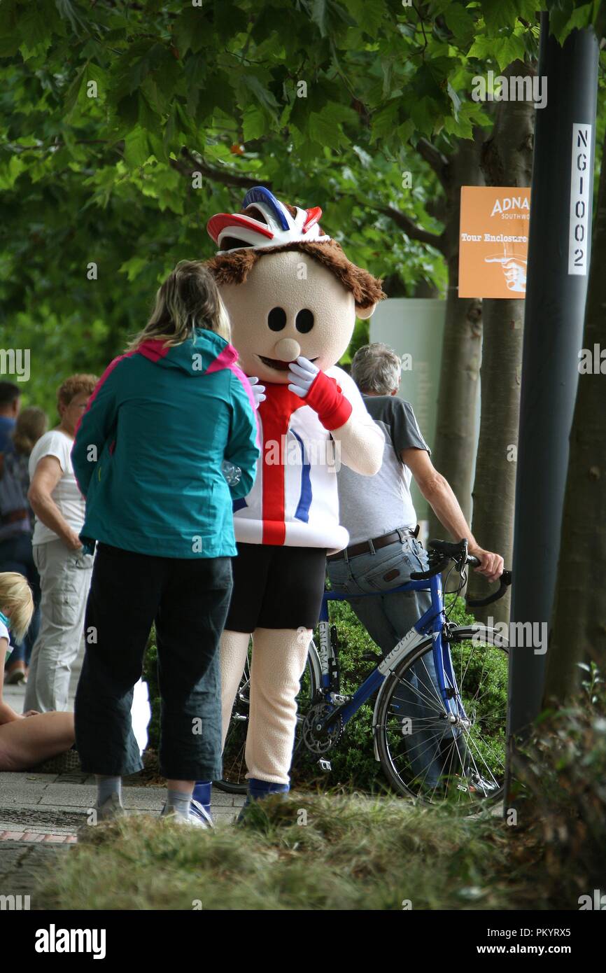 Costumed mascot hi-res stock photography and images - Alamy