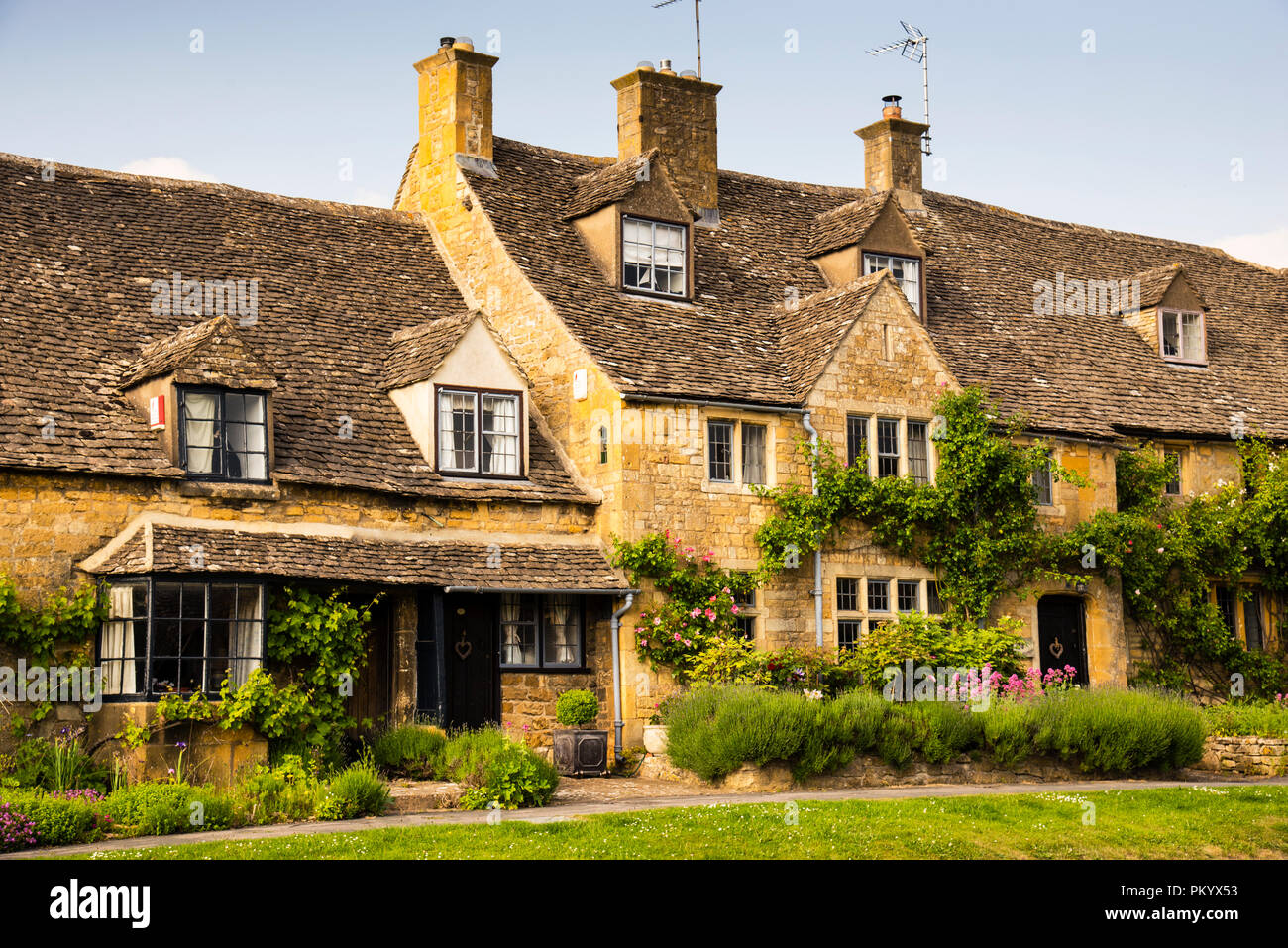 Cotswold slate tile roofs, dormers and English gardens in Broadway ...