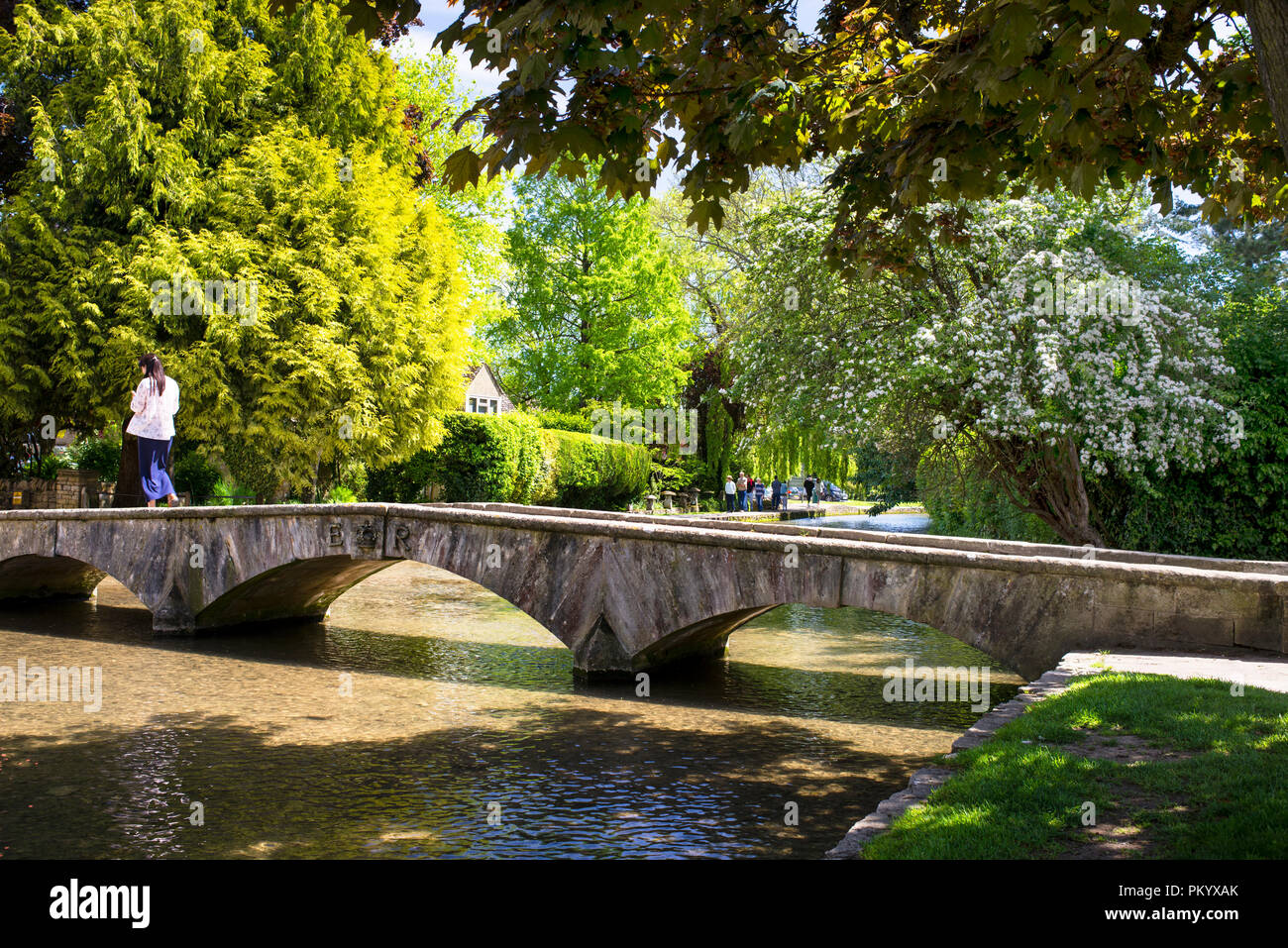 Burton-on-the-Water arched stone bridges on the River Windrush in the ...