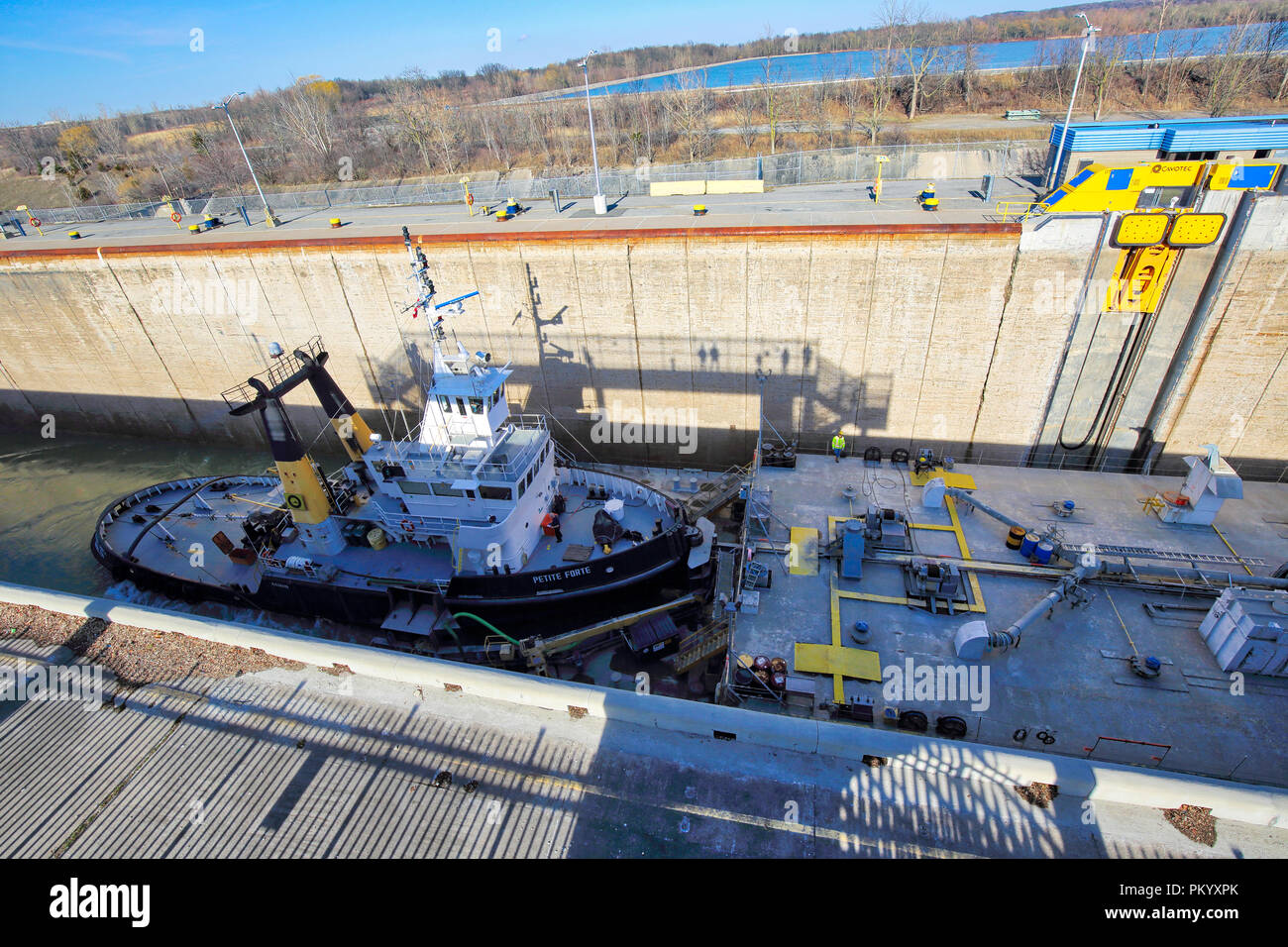 Welland canal locks hi-res stock photography and images - Alamy