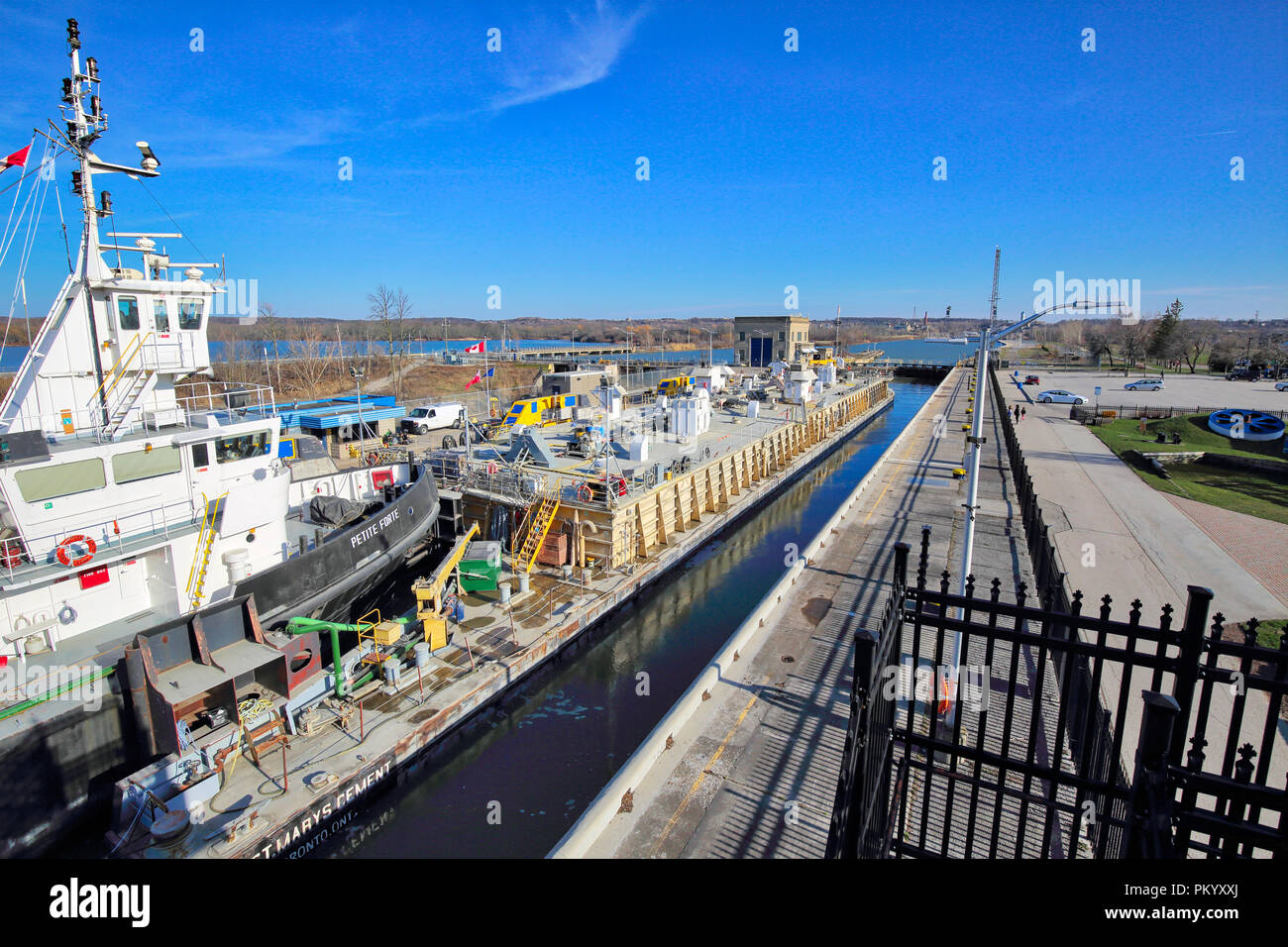 Welland canal locks hi-res stock photography and images - Alamy