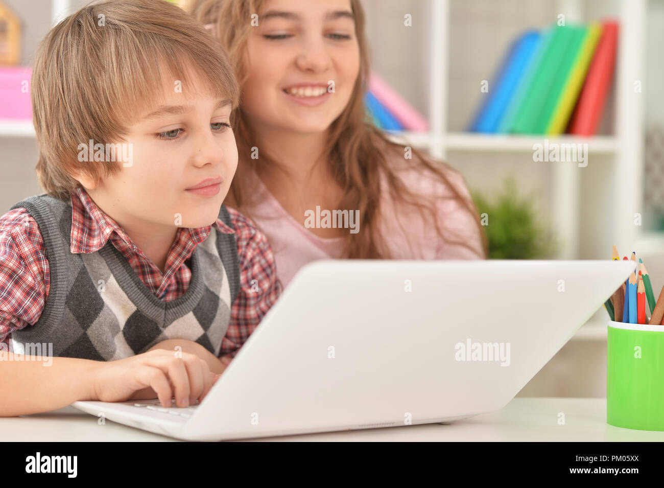 Boy girl home computer hi-res stock photography and images - Alamy