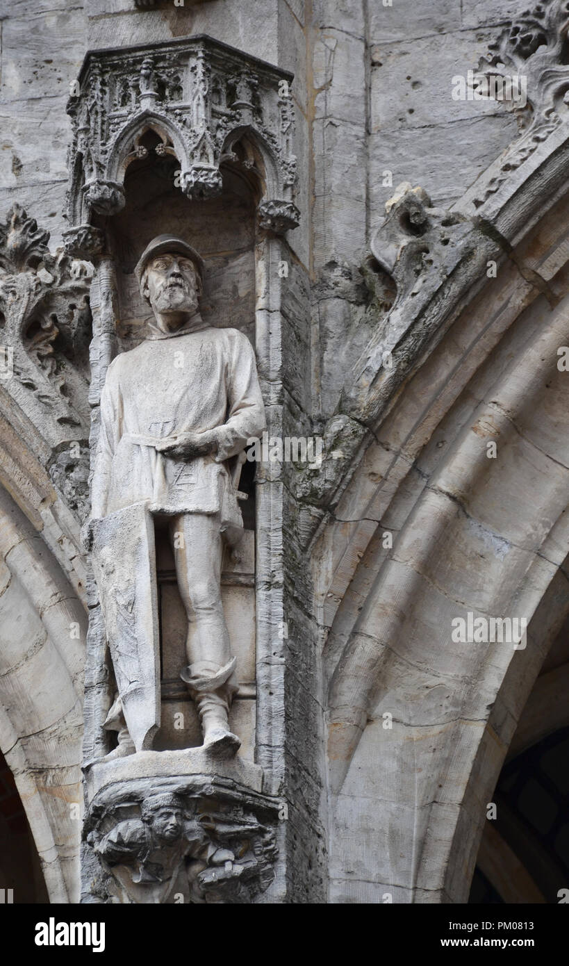 Brussels town hall facade statue hi-res stock photography and images ...