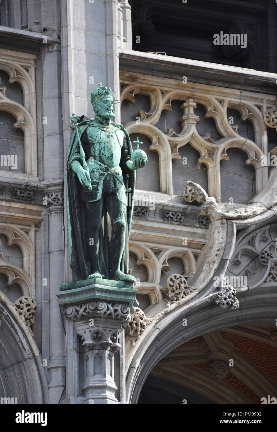 Brussels grand place statues hi-res stock photography and images - Alamy