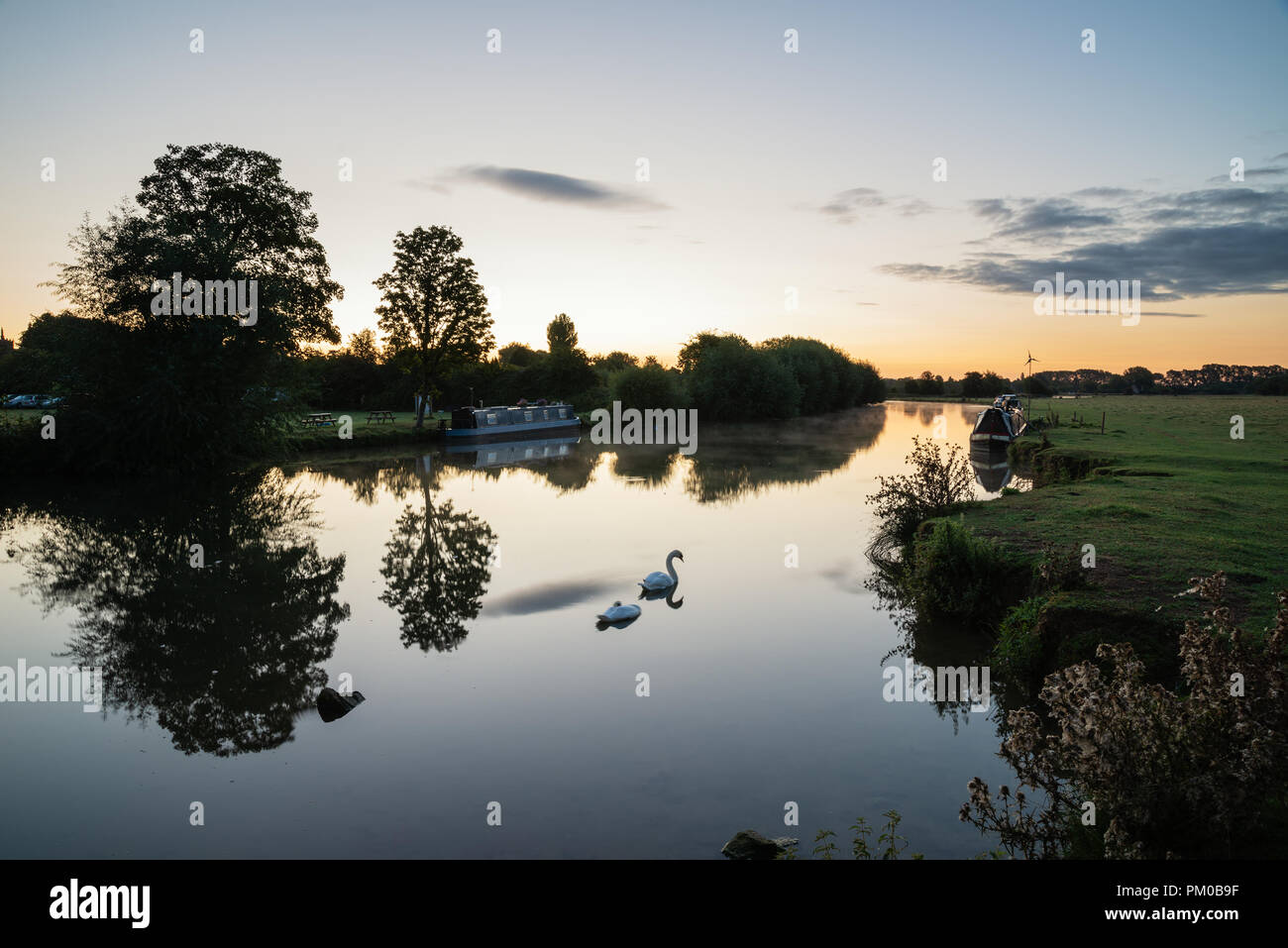 Beautiful sunrise landscape image of River Thames at Lechlade-on-Thames ...