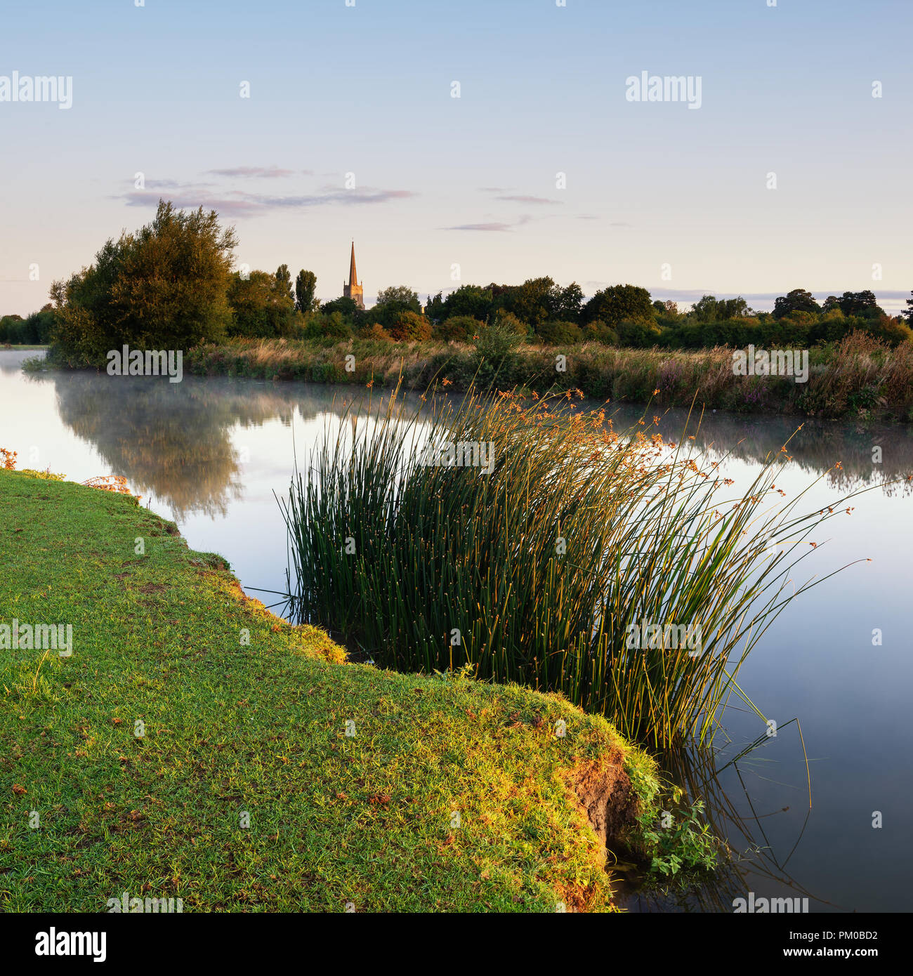 Beautiful sunrise landscape image of River Thames at Lechlade-on-Thames ...