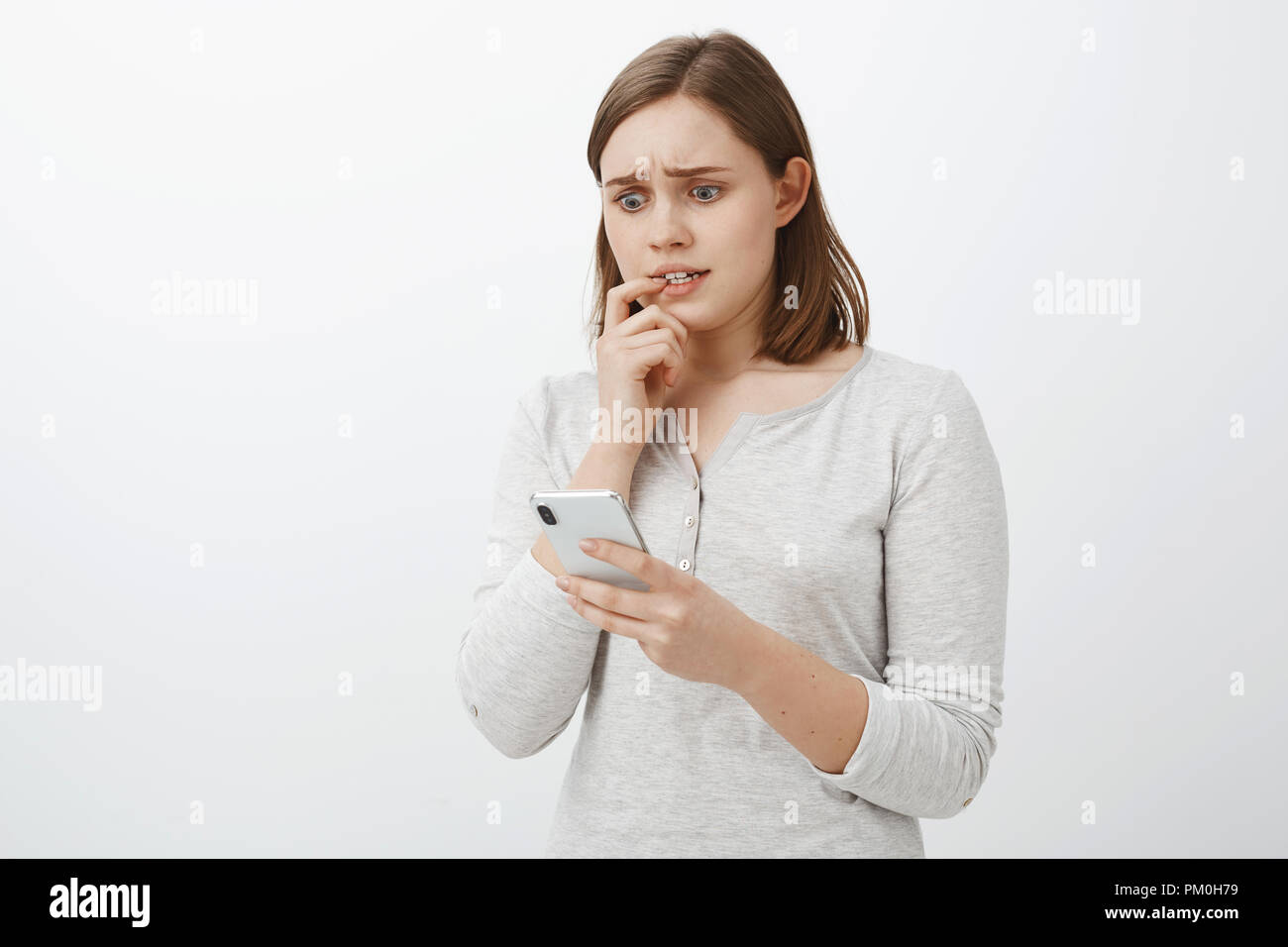 Girl smartphone scared hi-res stock photography and images - Alamy