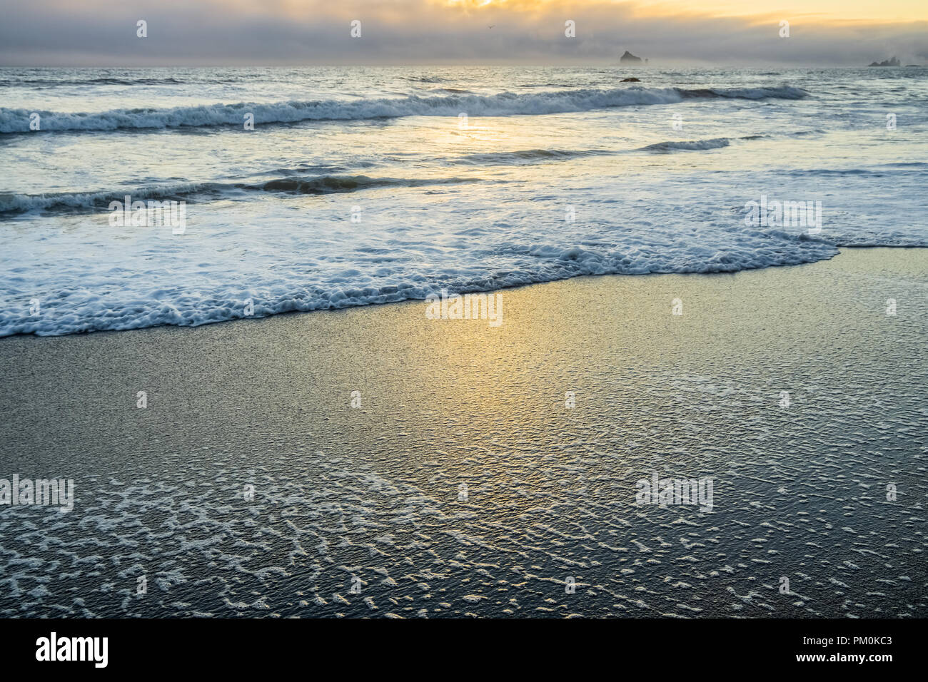 Beautiful seascape of pacific ocean at sunset in Rialto Beach ...