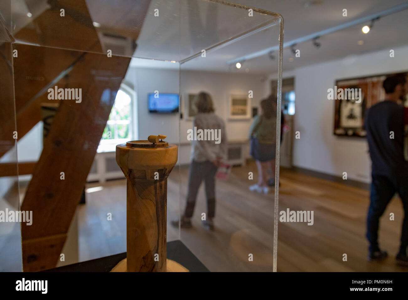 Bansky artist hi-res stock photography and images - Alamy