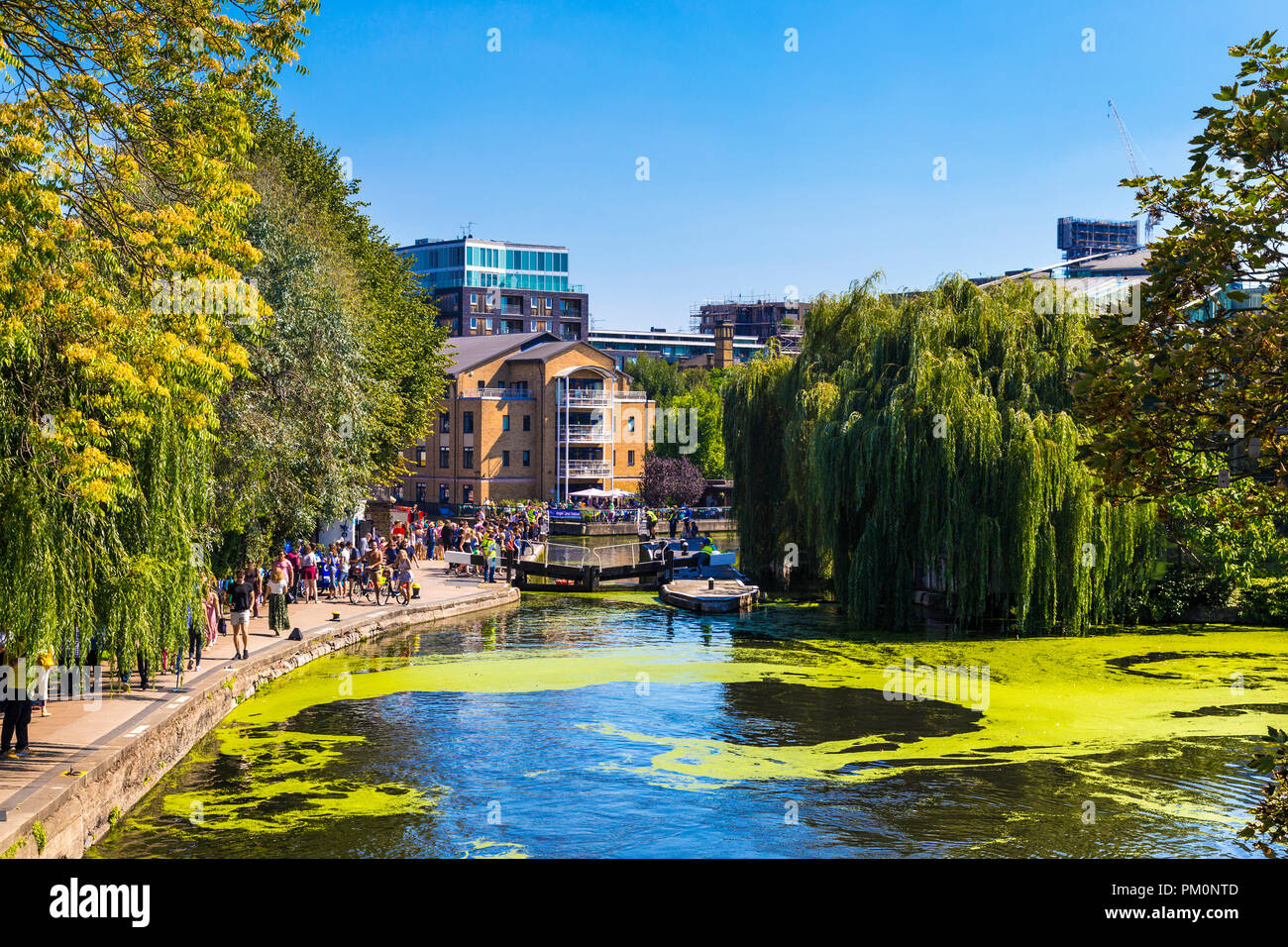 Regents canal towpath angel hi-res stock photography and images - Alamy