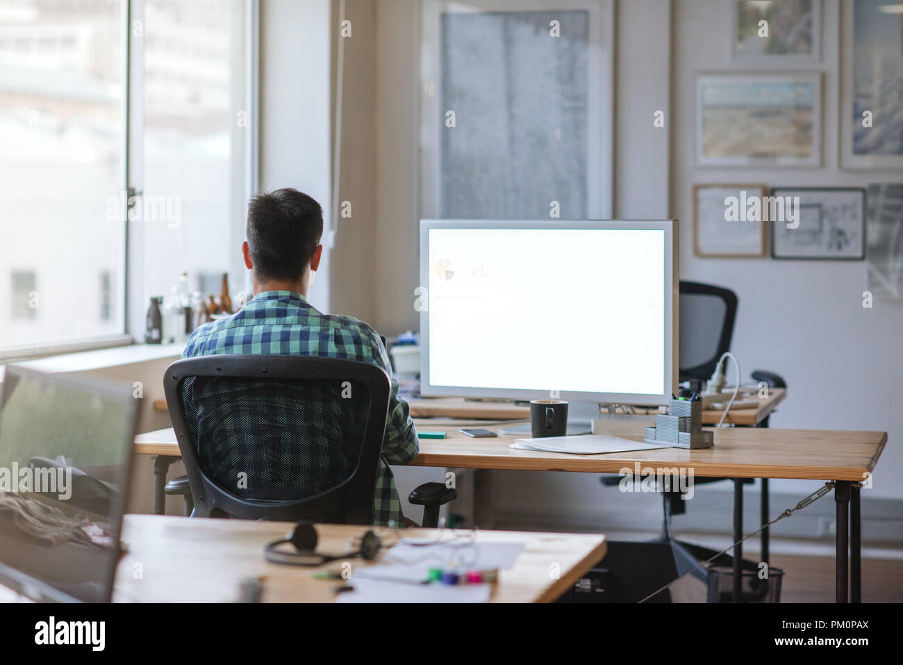 Workstation sitting hi-res stock photography and images - Alamy