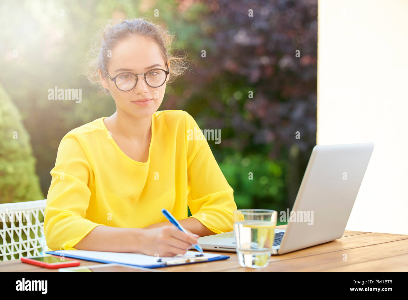 Teenage study in garden hi-res stock photography and images - Alamy