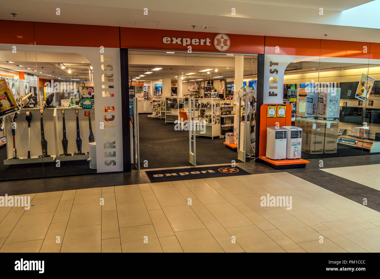 Shopping expert hi-res stock photography and images - Alamy
