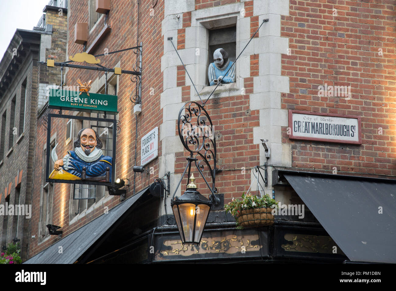 Shakespeares head london hi-res stock photography and images - Alamy