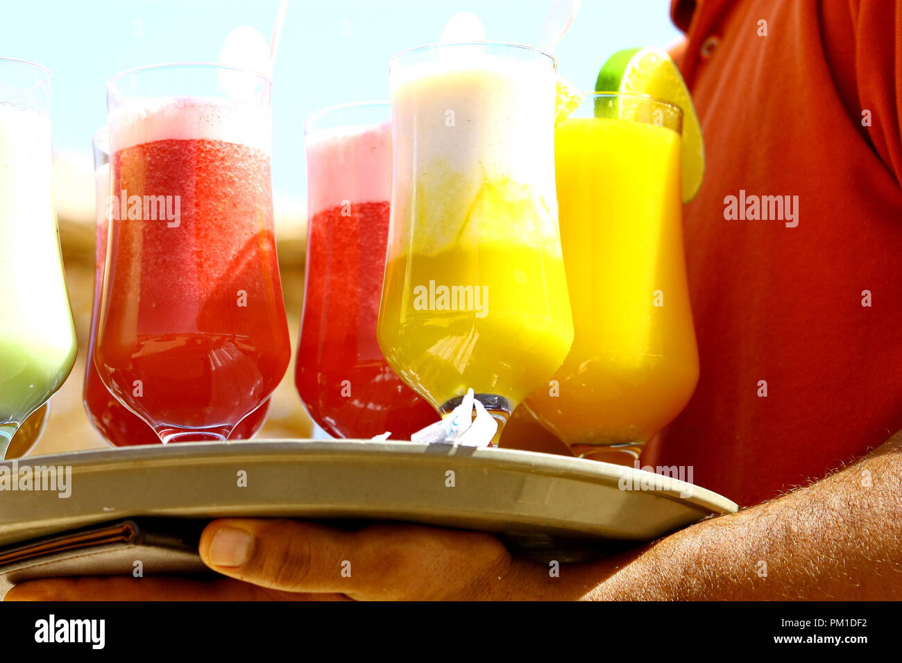 Waiter serving drinks. Cocktail on the beach Stock Photo - Alamy
