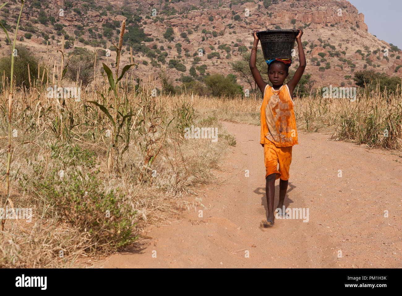 African child carrying bucket on head hi-res stock photography and ...