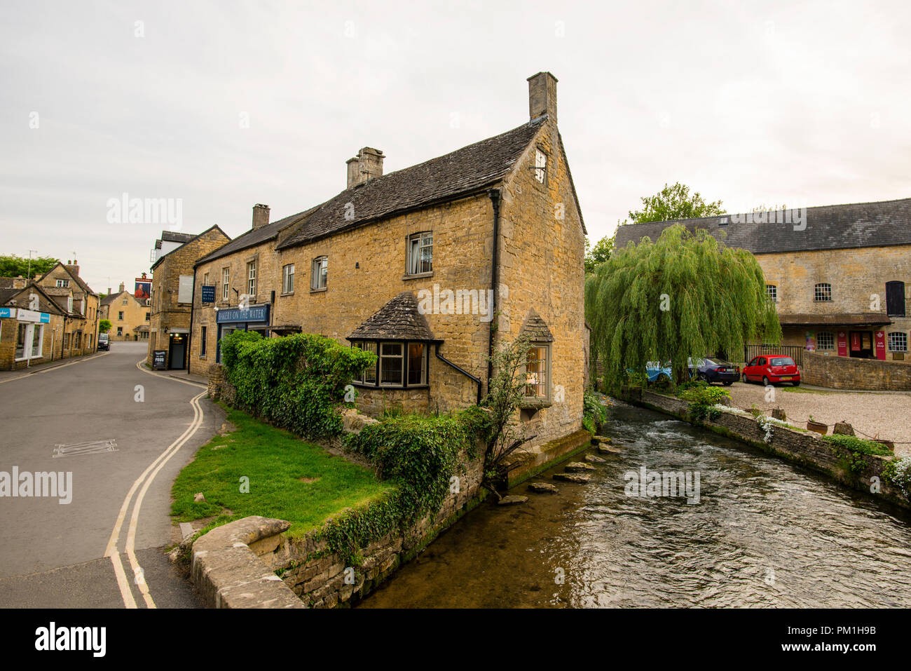 River Windrush and the Cotswold village of Burton-on-the-Water in ...