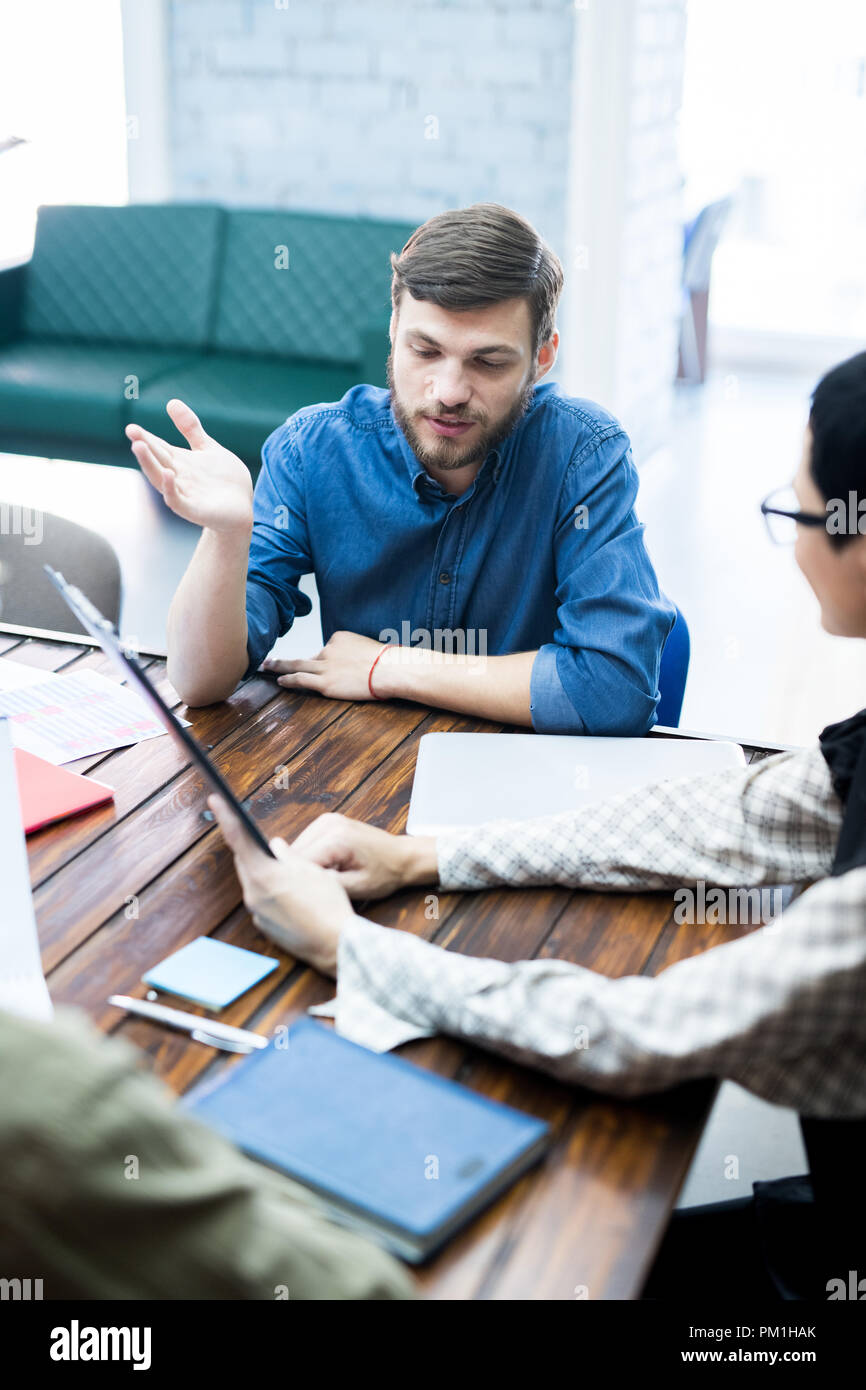 Business people discussing Stock Photo - Alamy