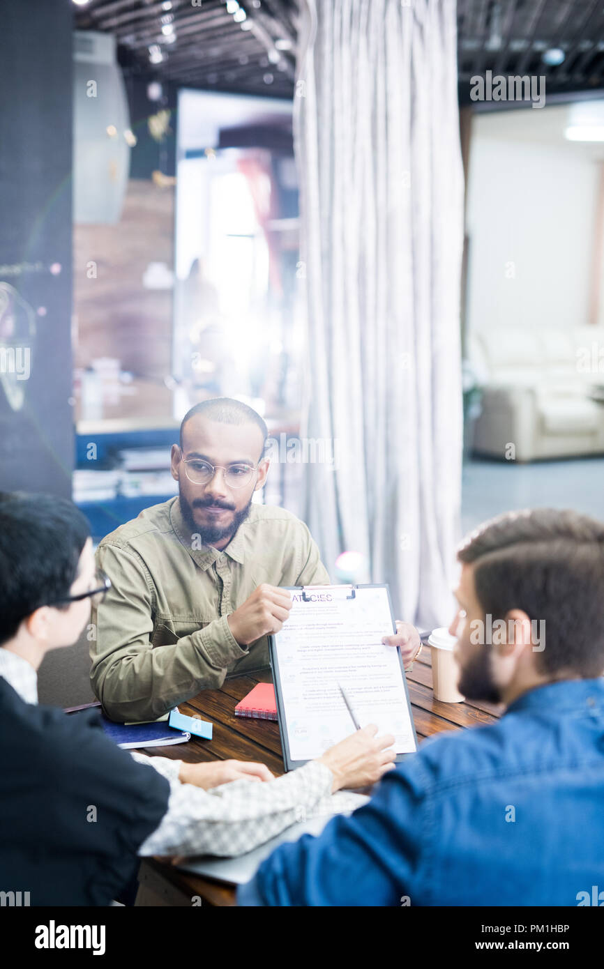 People discussing plan hi-res stock photography and images - Alamy