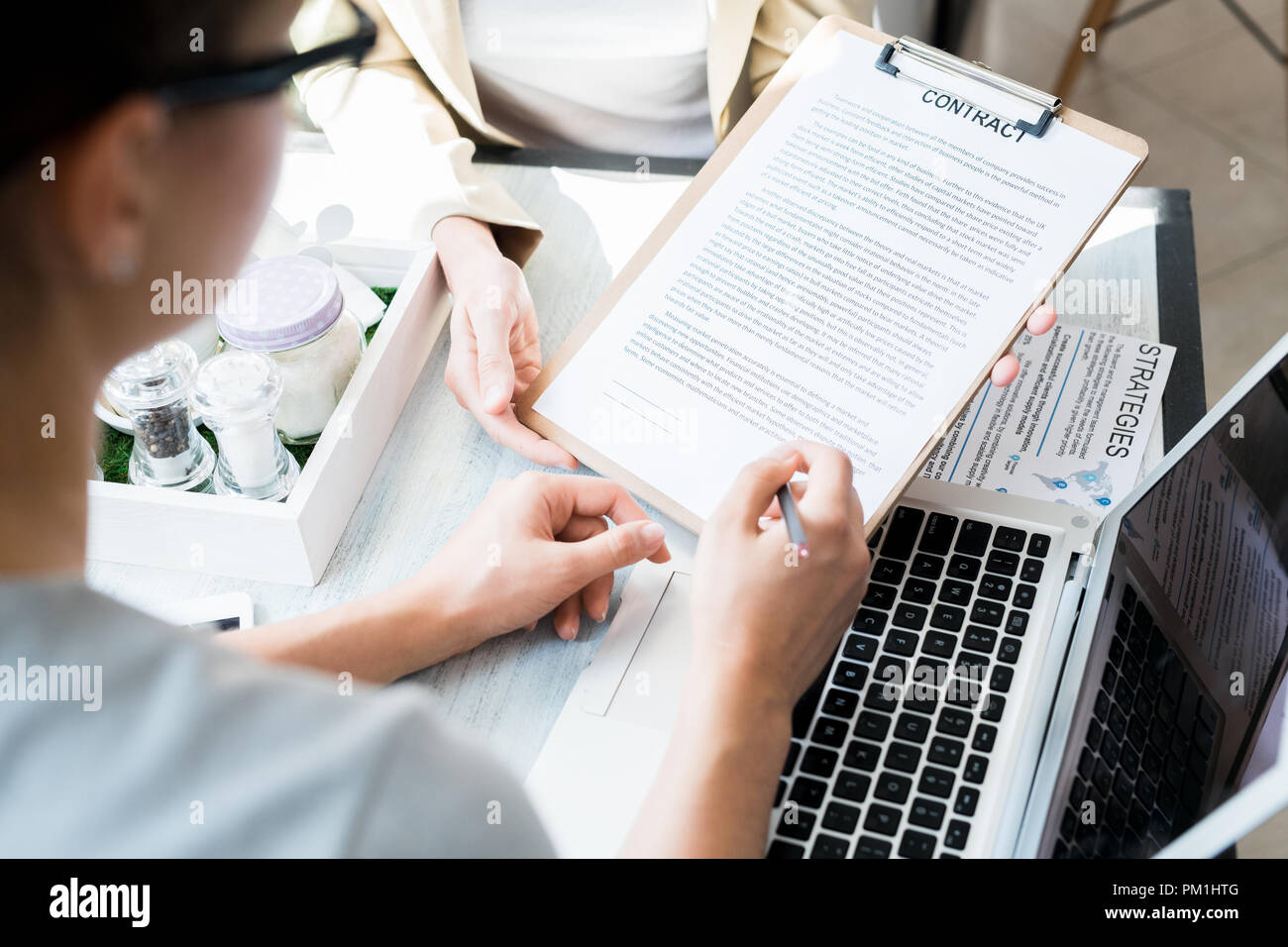 Client signing contract deal hi-res stock photography and images - Alamy