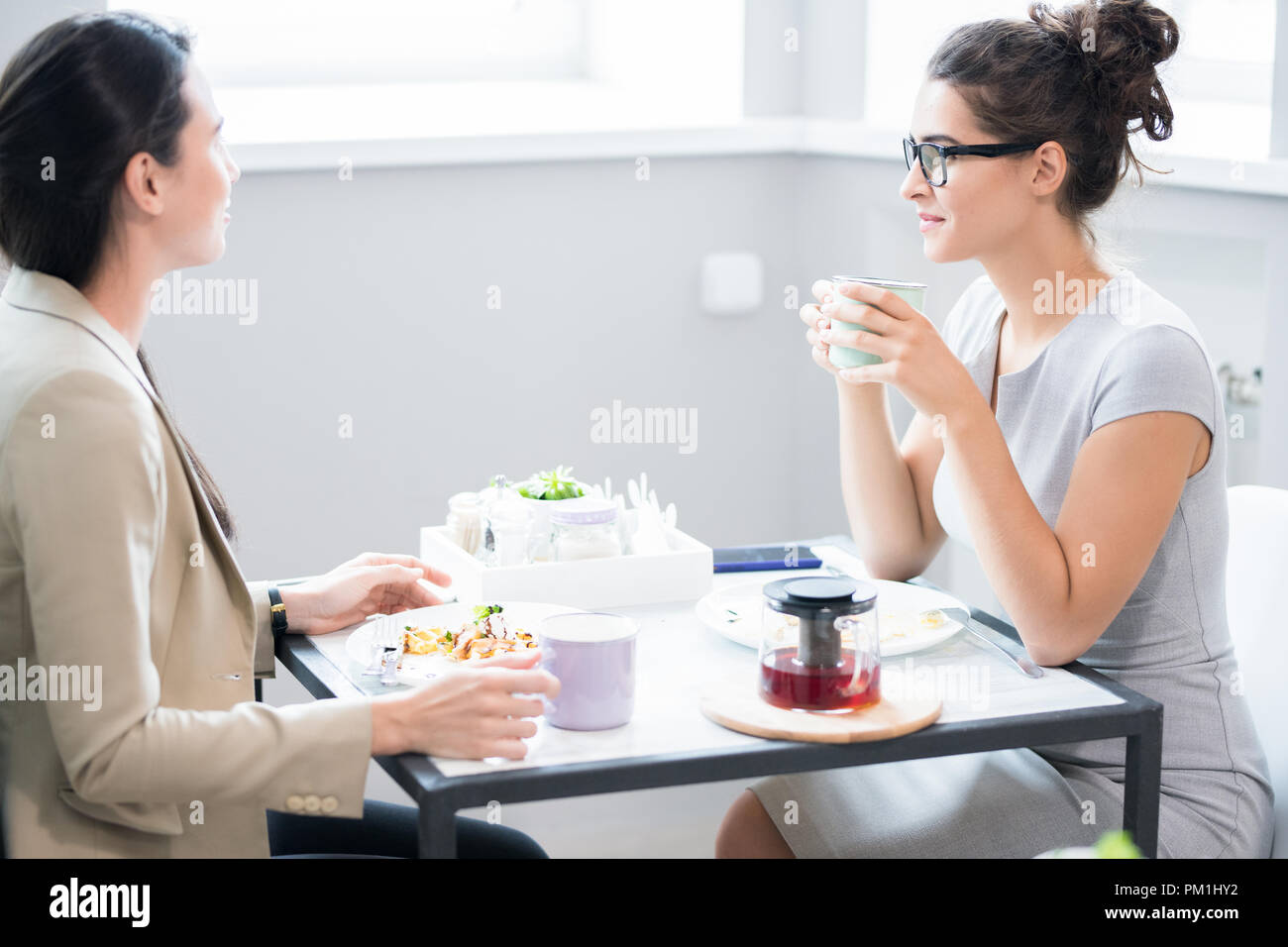 Two women lunch table hi-res stock photography and images - Alamy