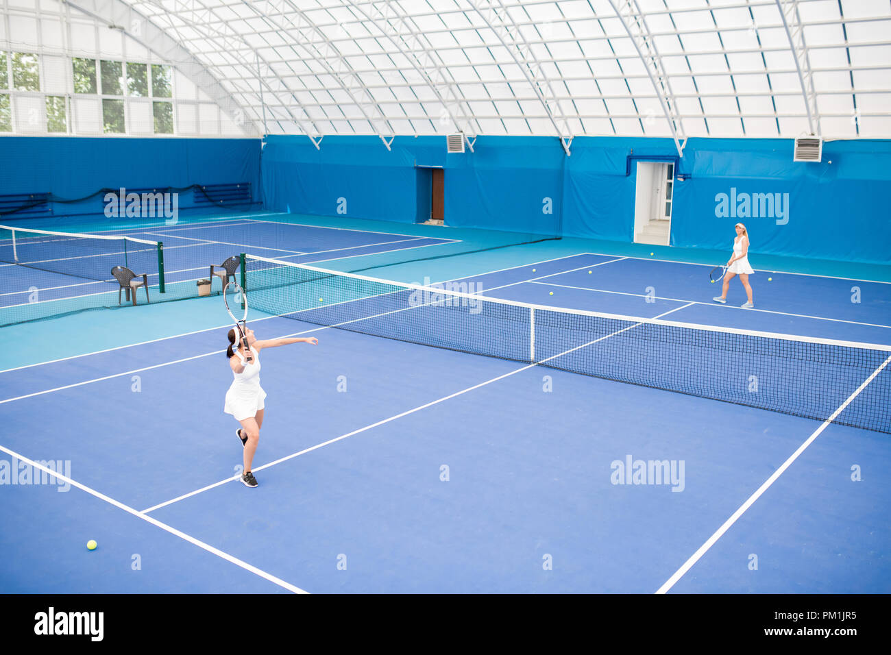 Women playing tennis match hi-res stock photography and images - Alamy