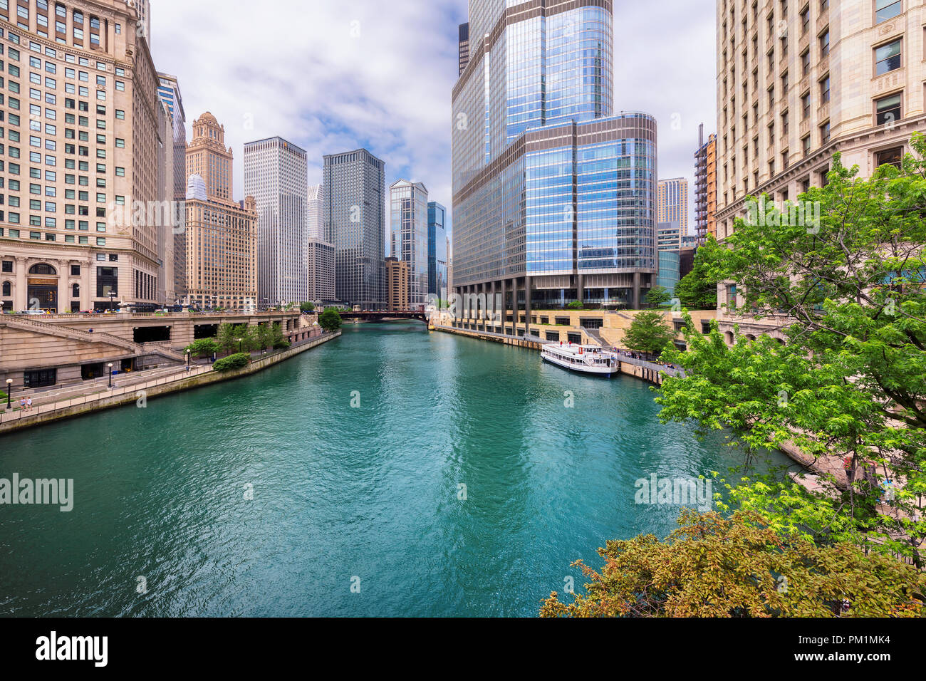 Chicago downtown and Chicago River Stock Photo - Alamy