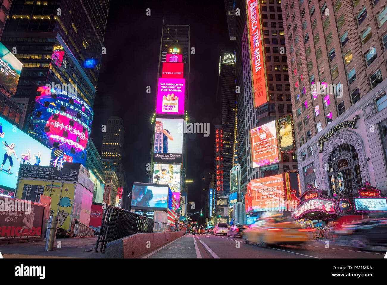 Time square building hi-res stock photography and images - Alamy