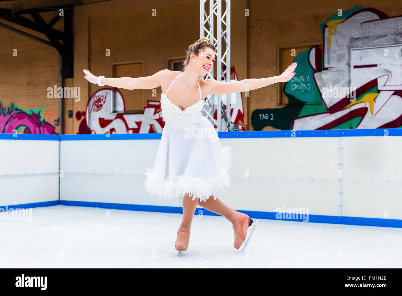 Female ice skater hi-res stock photography and images - Alamy