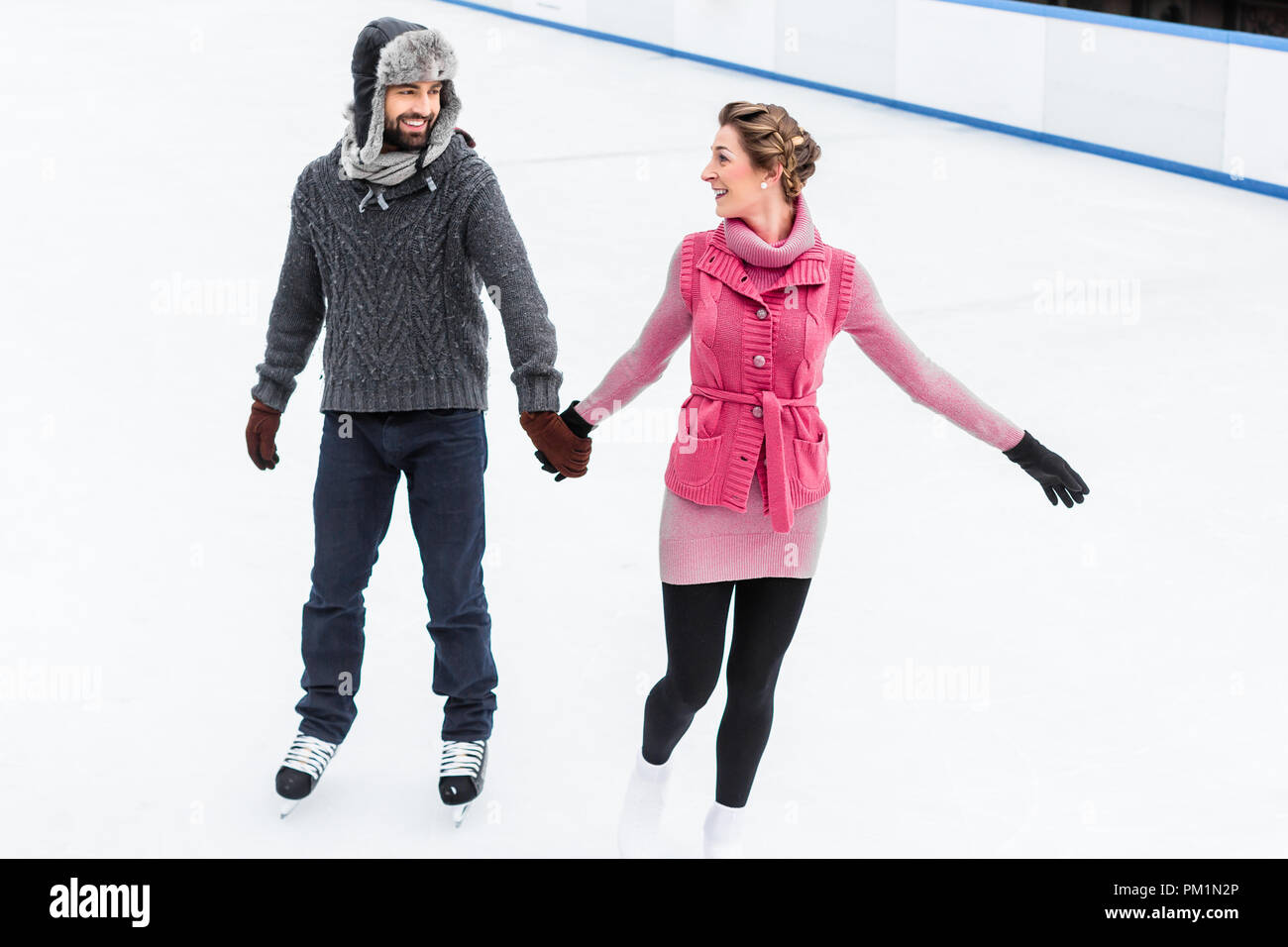 Ice skating couple winter hi-res stock photography and images - Alamy