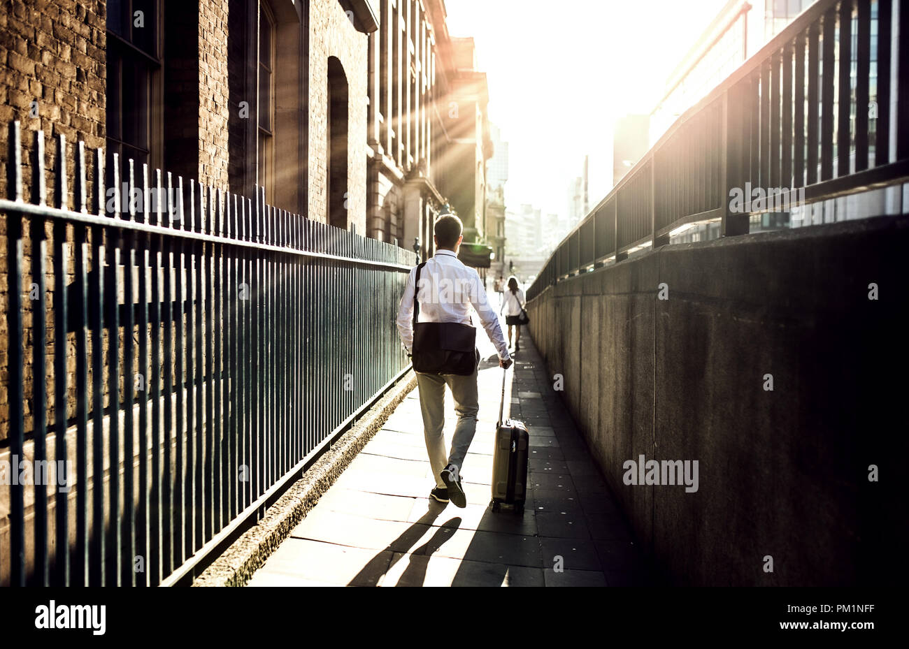 Businessman london back view bag hi-res stock photography and images ...