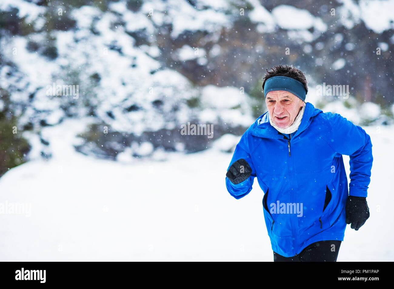 Man jogging outdoors winter hi-res stock photography and images - Alamy