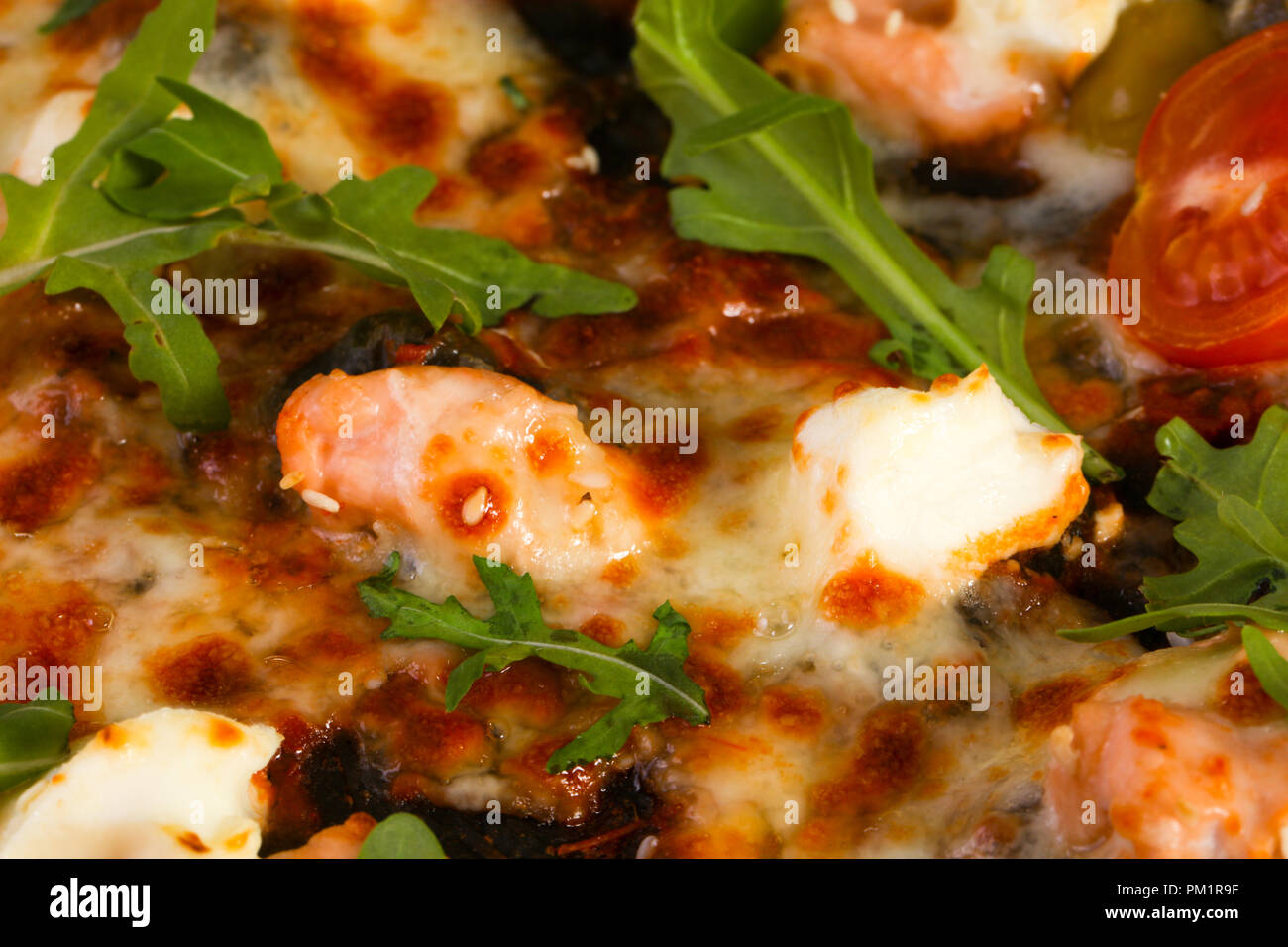 Pizza with salmon and mozzarella with ruccola Stock Photo - Alamy