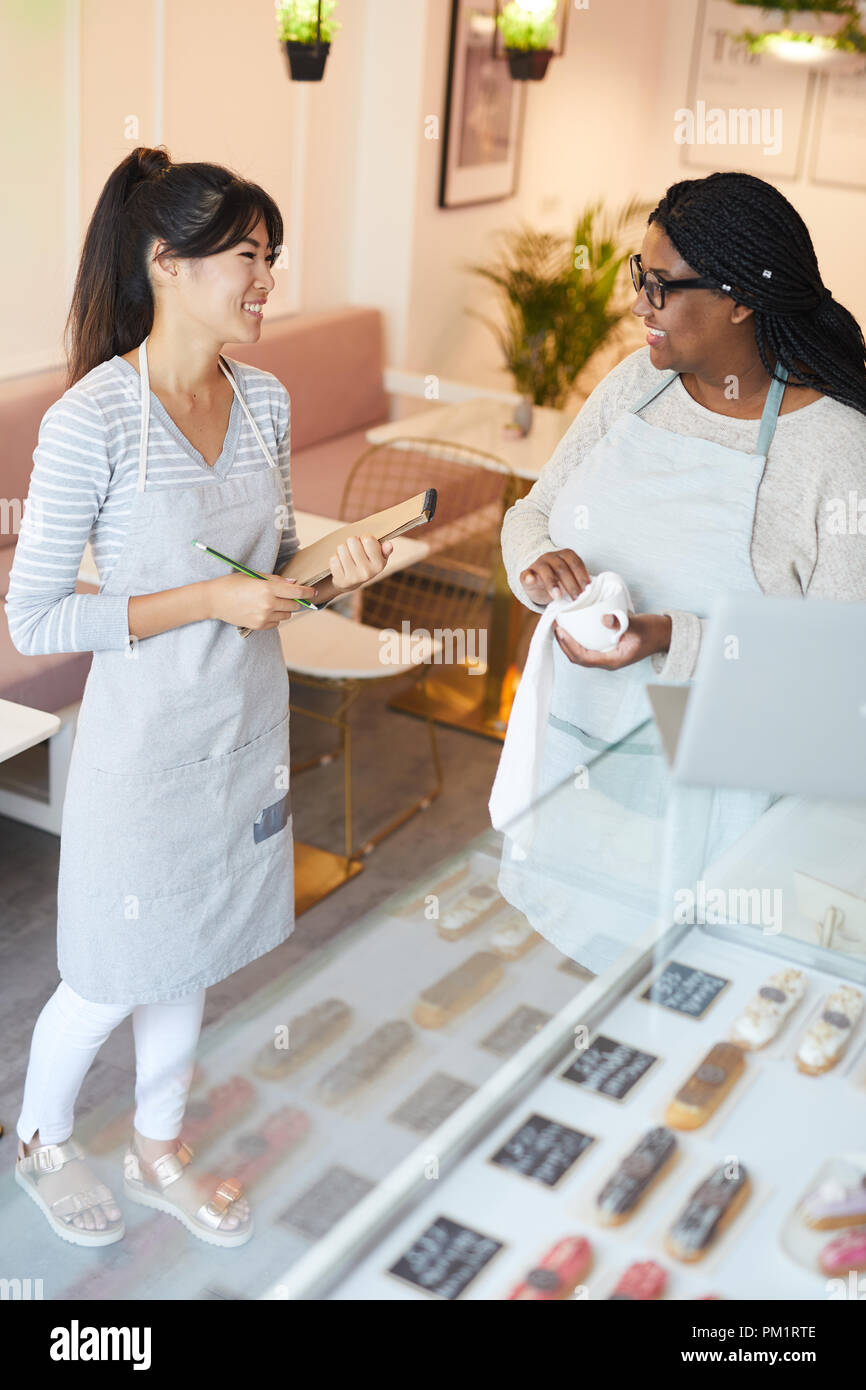 Waitresses group hi-res stock photography and images - Alamy