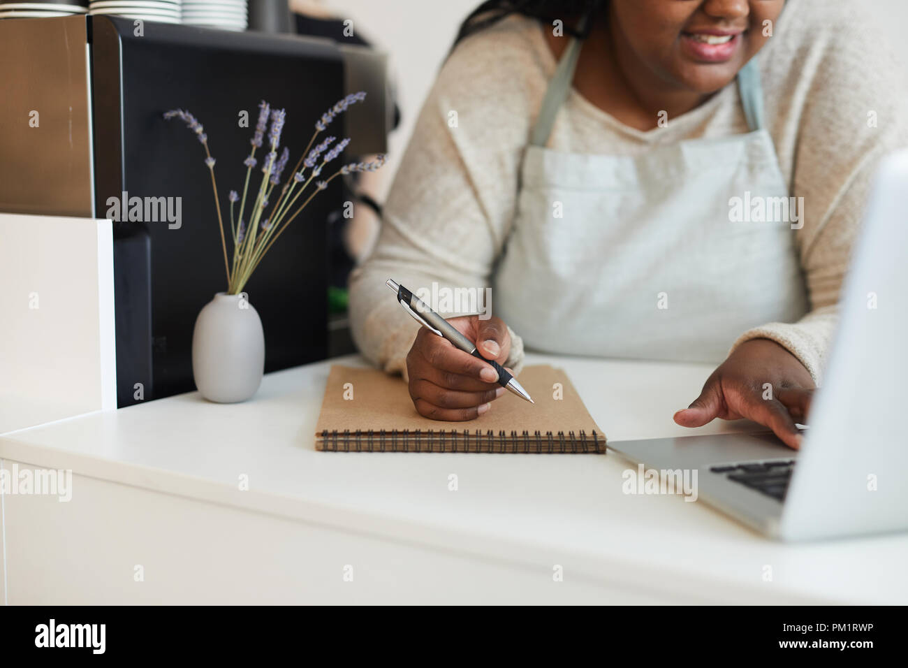 Leaning over counter hi-res stock photography and images - Alamy