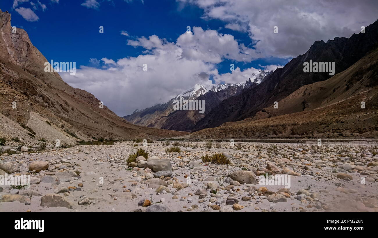 Landscape of K2 trekking trail in Karakoram range, Trekking along the ...