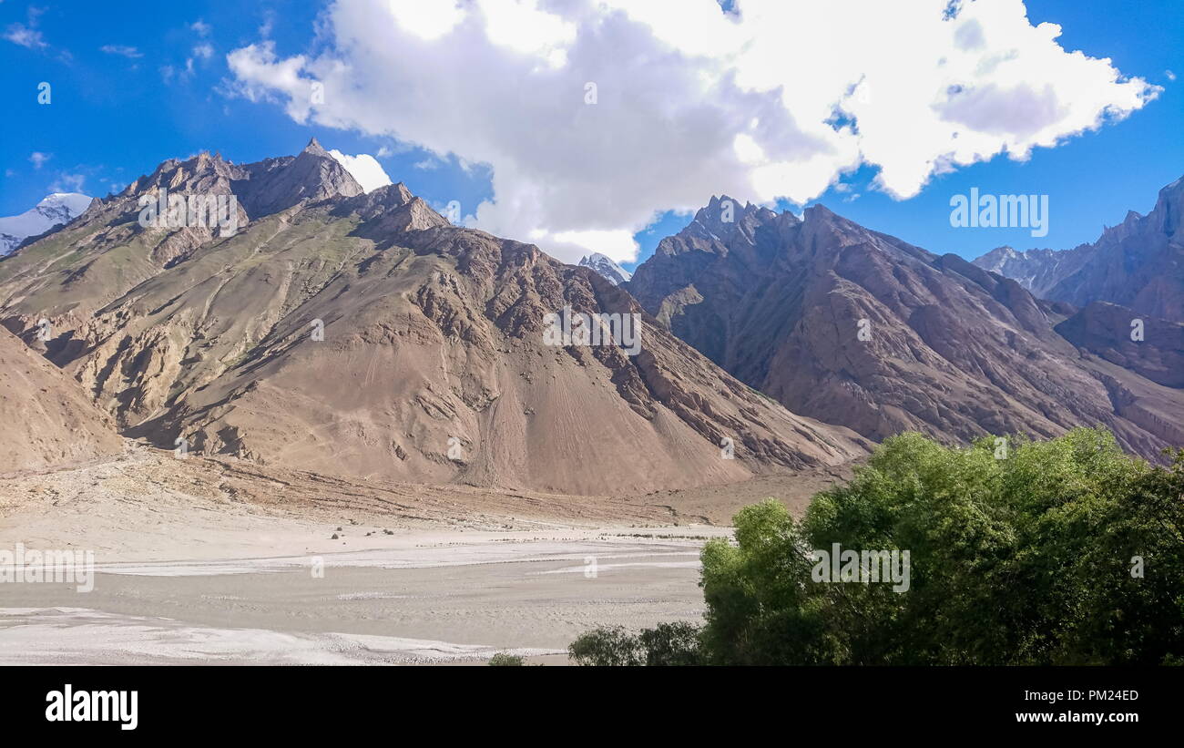 Landscape of K2 trekking trail in Karakoram range, Trekking along the ...