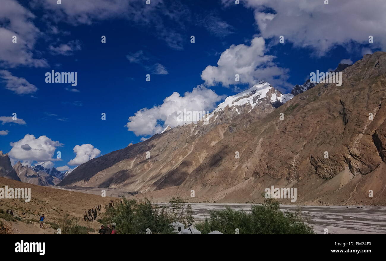 Landscape of K2 trekking trail in Karakoram range, Trekking along the ...